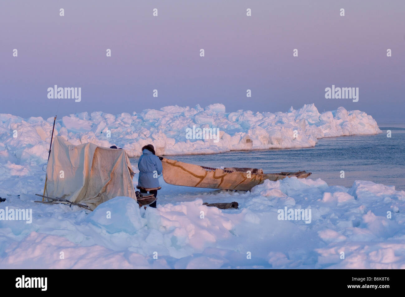 Inupiaq eskimo skin boat hi-res stock photography and images - Alamy
