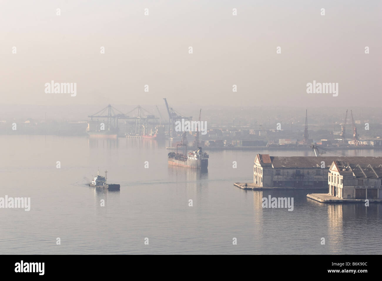 Havana docks hi-res stock photography and images - Alamy