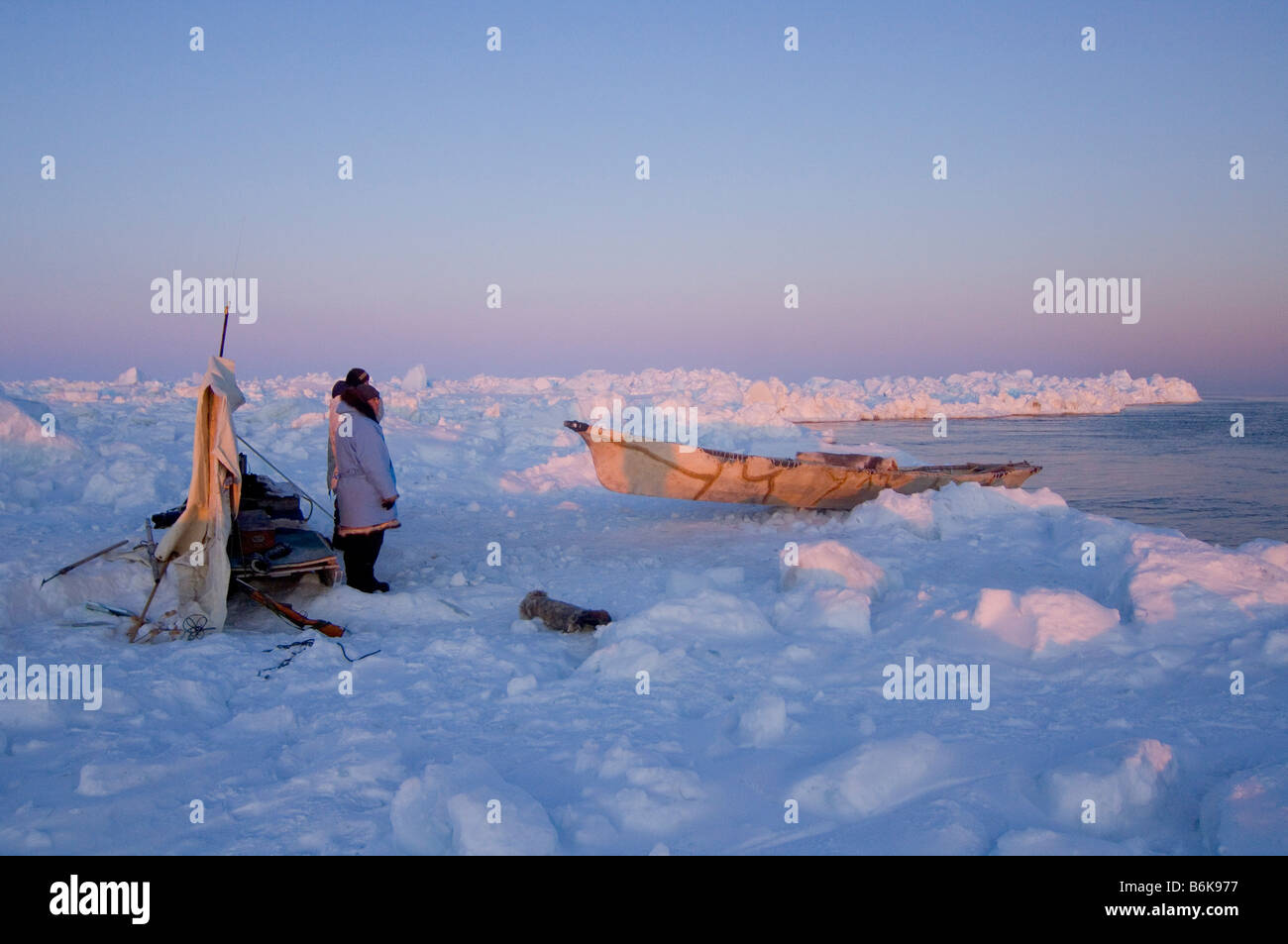Inupiaq eskimo skin boat hi-res stock photography and images - Alamy