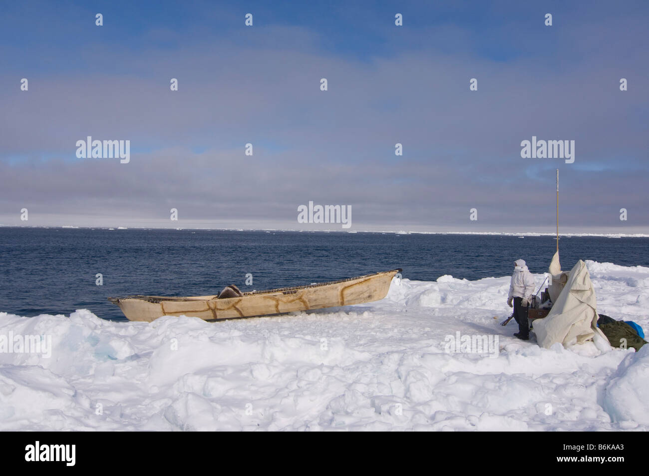 Umiak hunter hi-res stock photography and images - Alamy