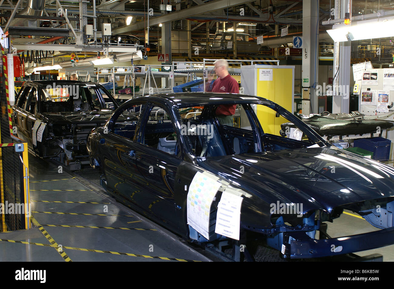 Freelander follows X-Type along the production line at Jaguar Land ...
