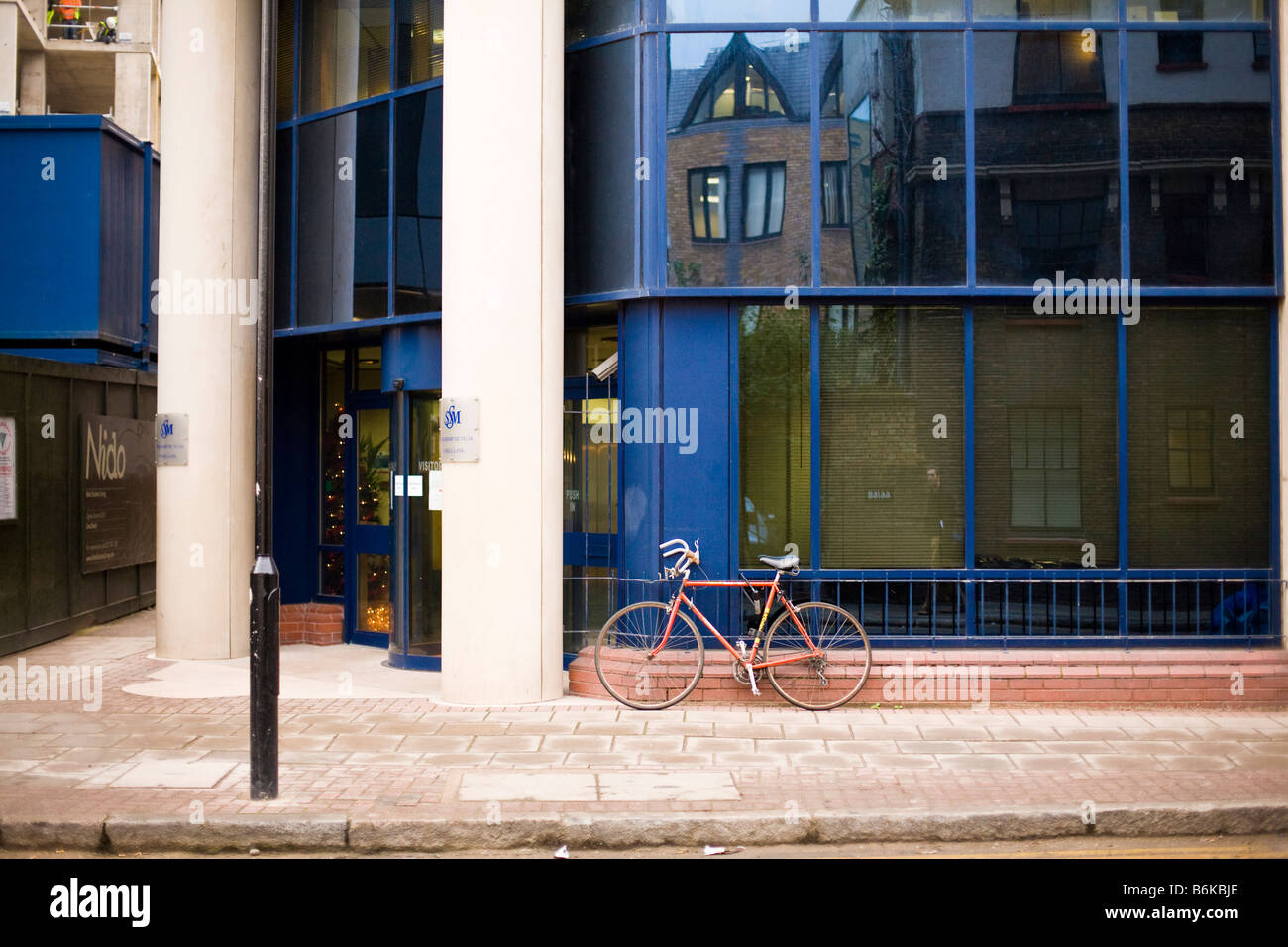 Urban red bike hi-res stock photography and images - Alamy