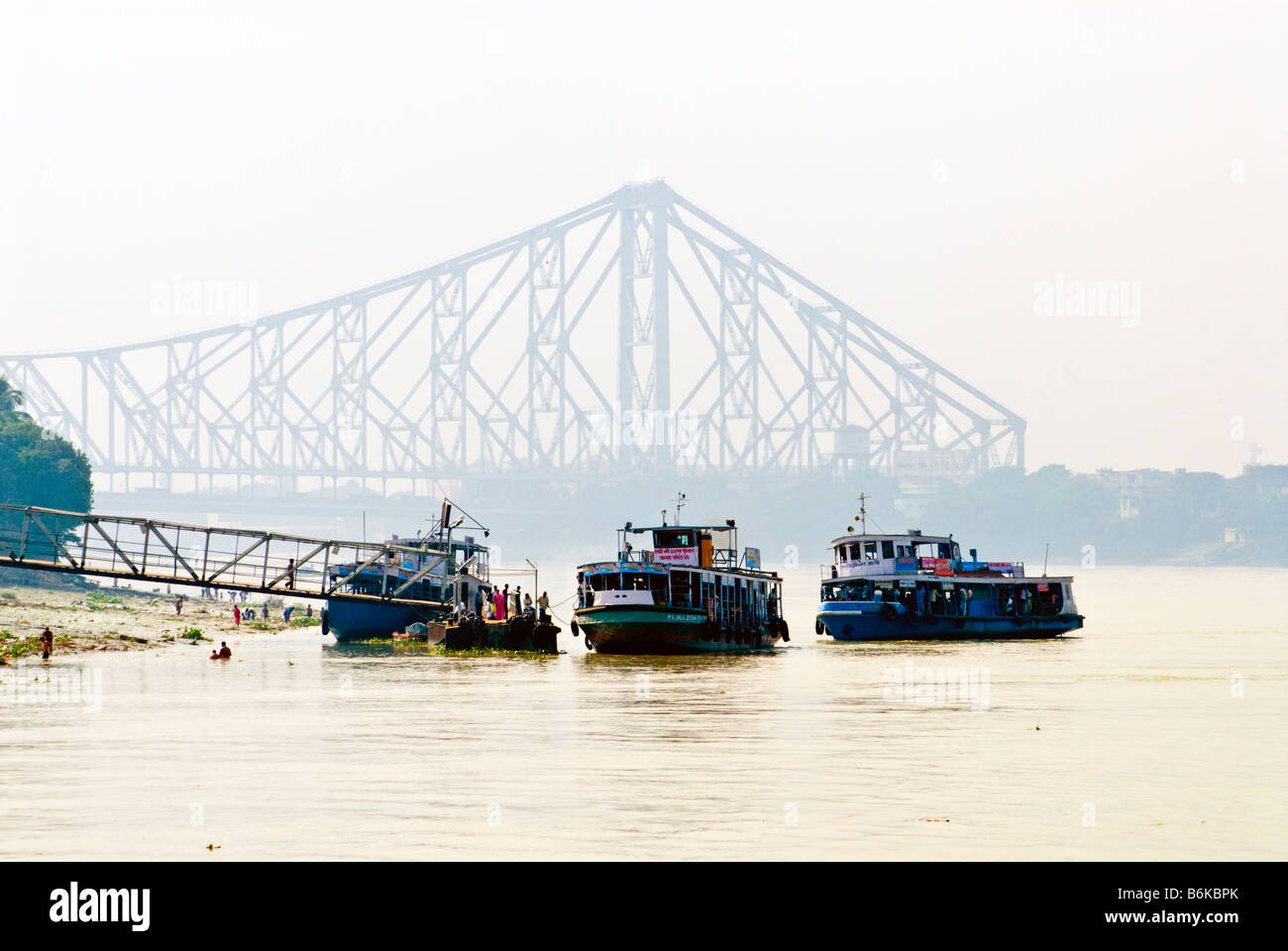 Kolkata. Ferries on the River Hooghly Stock Photo - Alamy