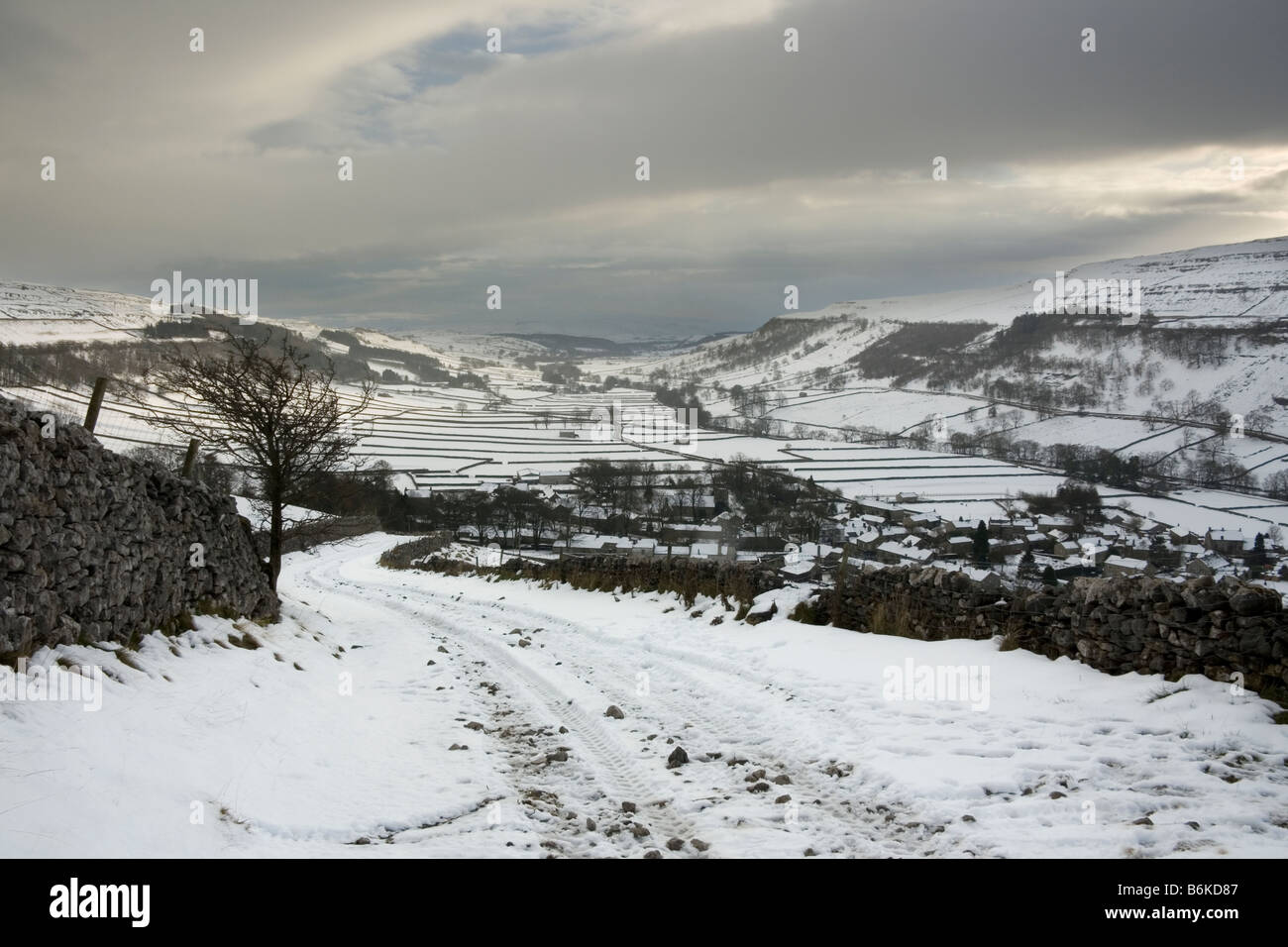 Snow covers the fields and lanes around Kettlewell and Upper Wharfedale ...