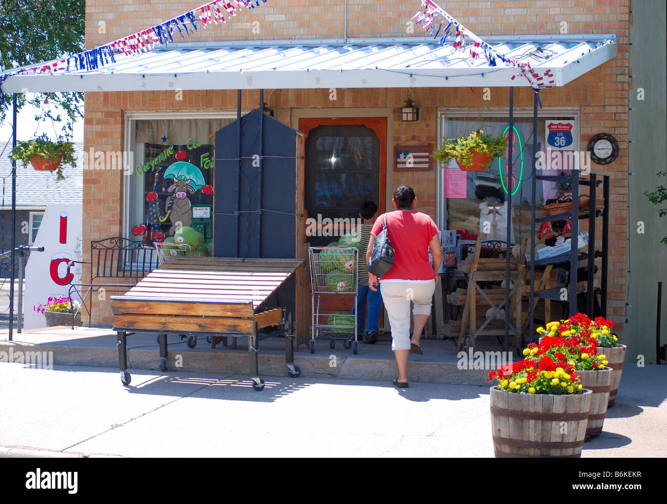 Small town store hi-res stock photography and images - Alamy
