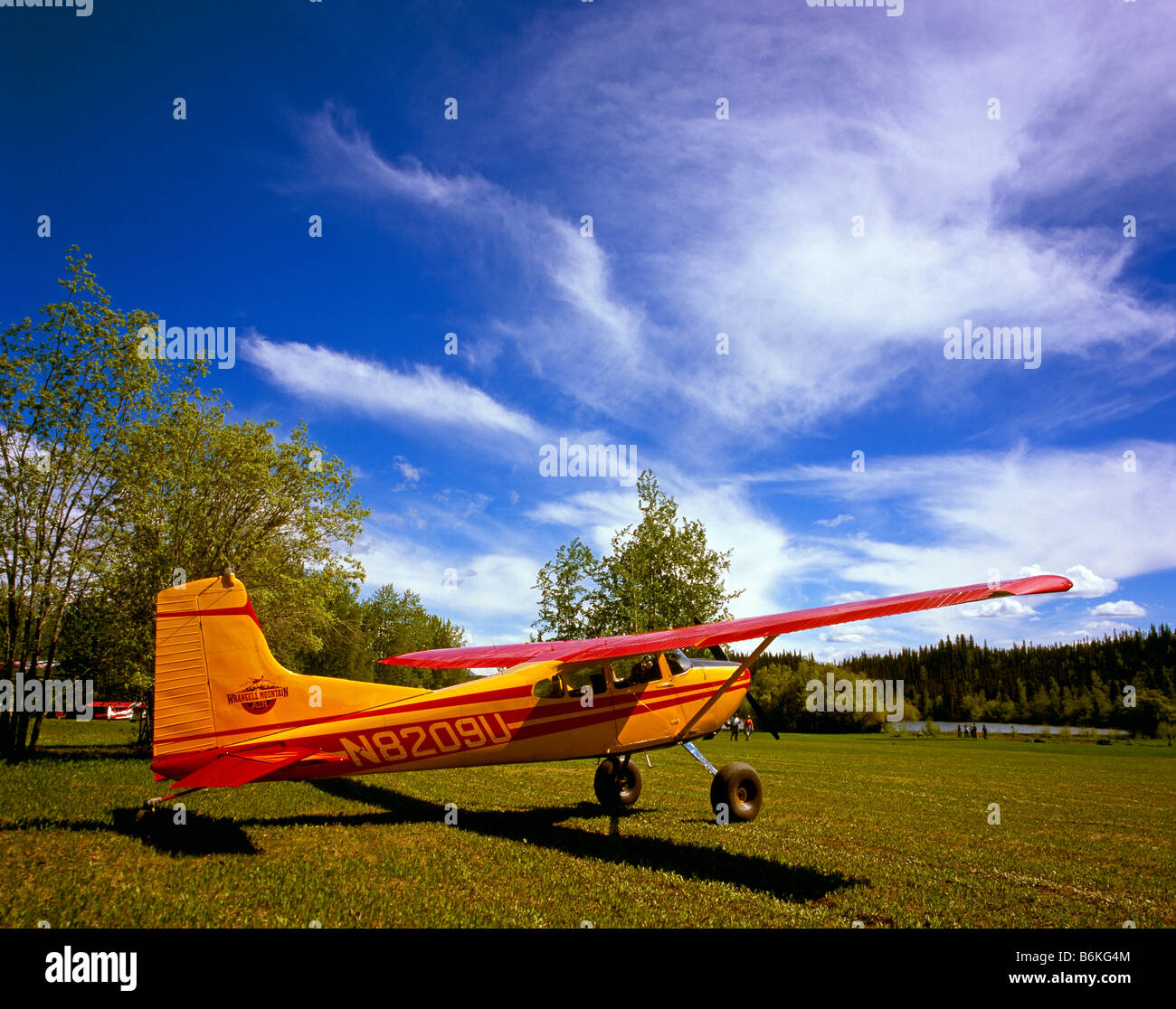 Blue and yellow cessna hi-res stock photography and images - Alamy