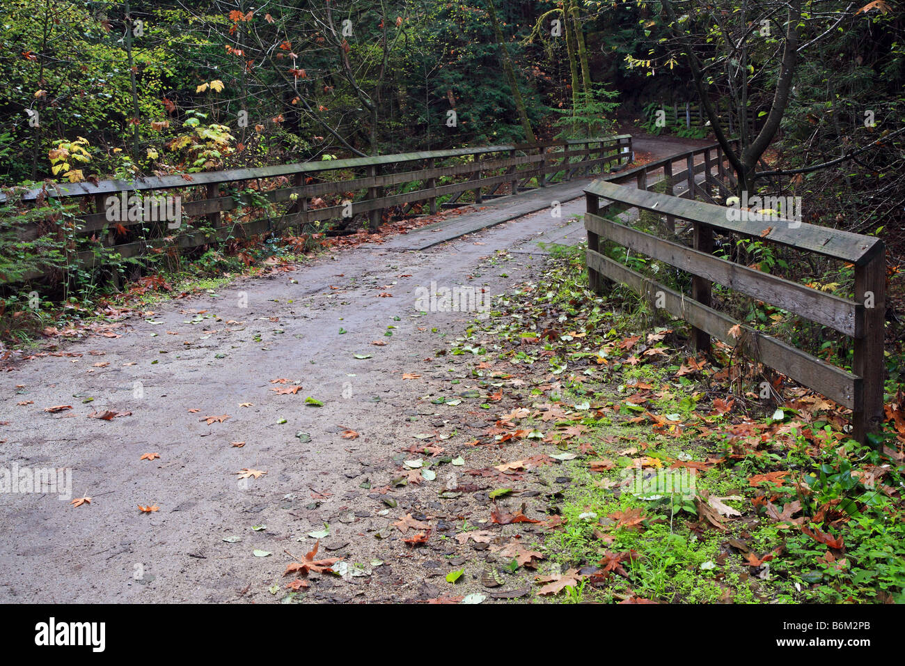 Rural country road with bridge hi-res stock photography and images - Alamy
