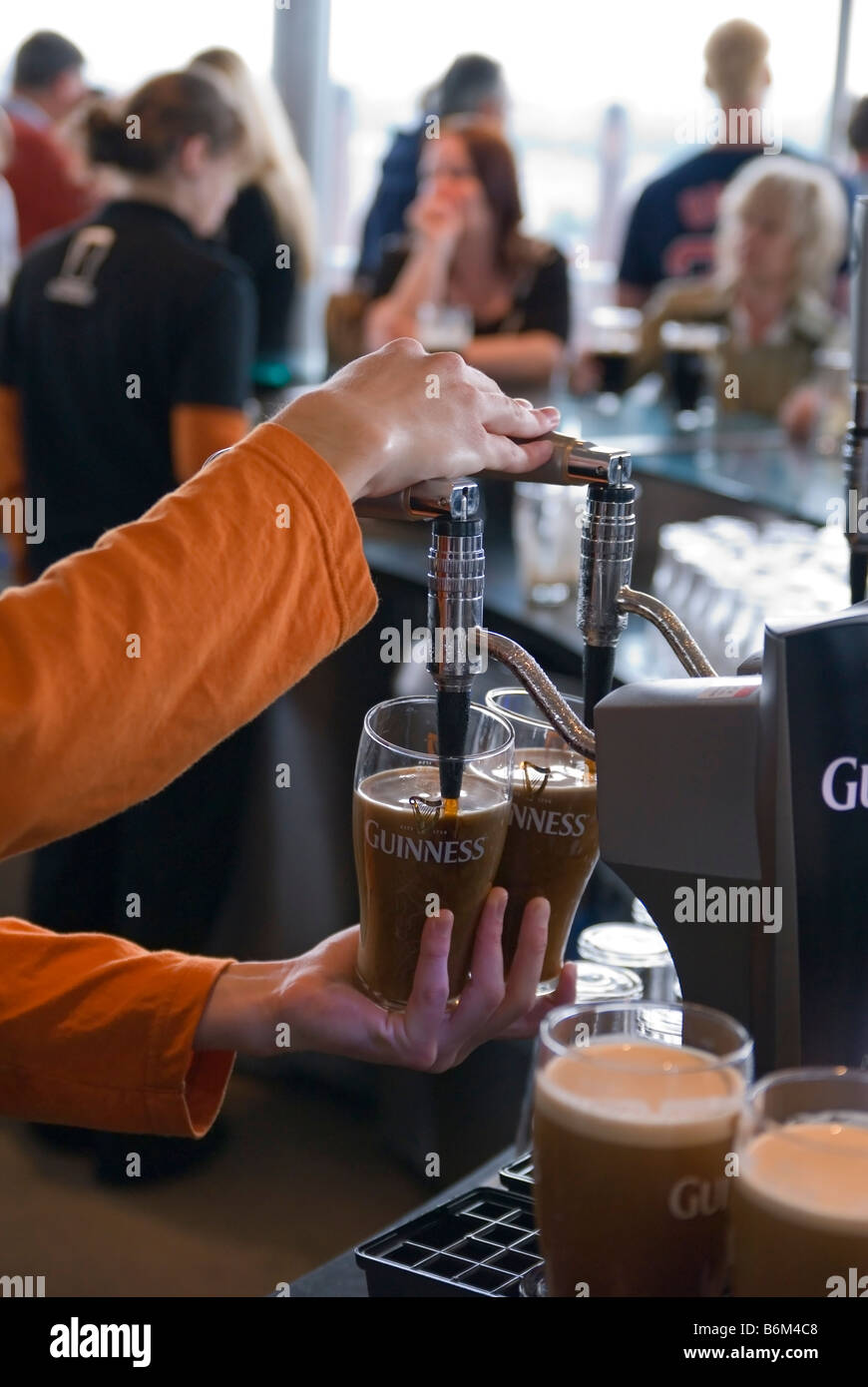 The perfect Guinness pour in Gravity Bar at the Guinness Storehouse ...