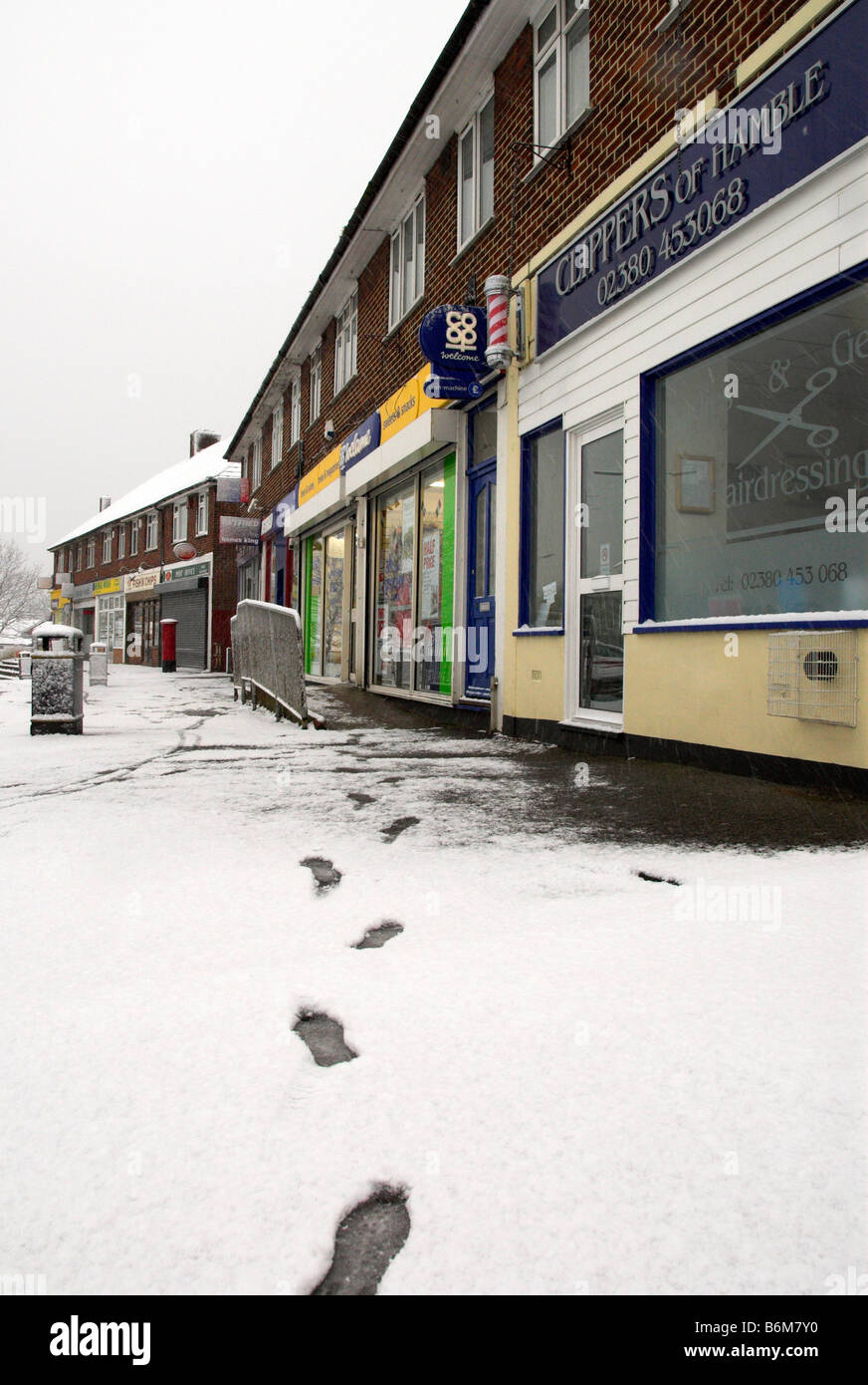 Parade shops in english village hi-res stock photography and images - Alamy