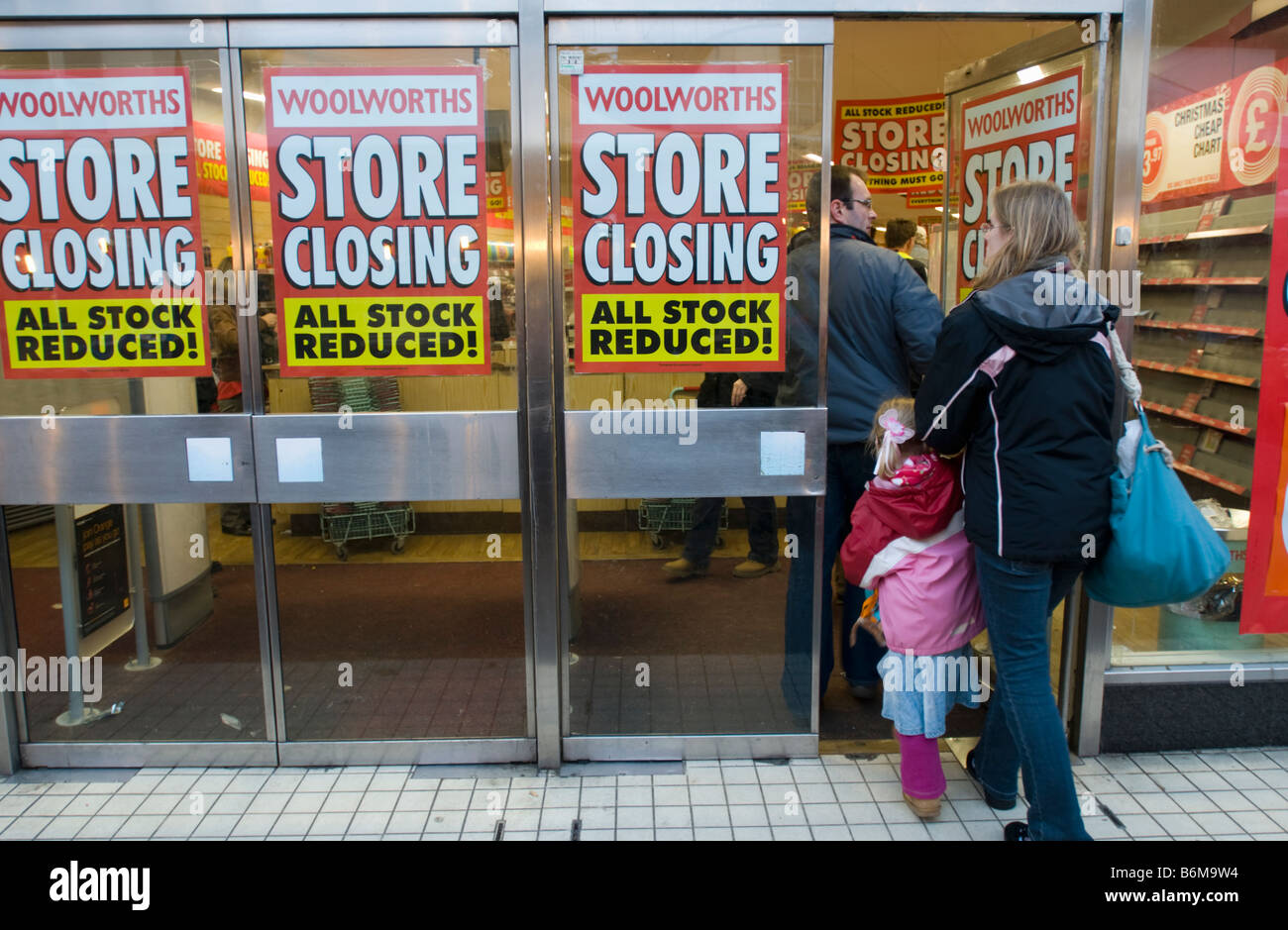 UNITED KINGDOM, ENGLAND, 21st December 2008. 'Store Closing' signs at ...