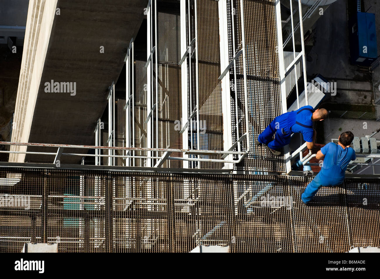 Two men working at height hi-res stock photography and images - Alamy