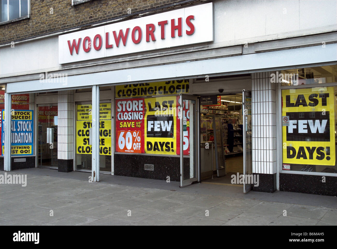 Woolworths closing down sale liquidation hi-res stock photography and ...