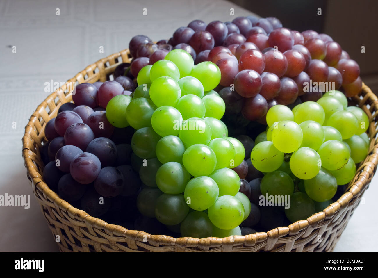 Red and white grapes Stock Photo - Alamy