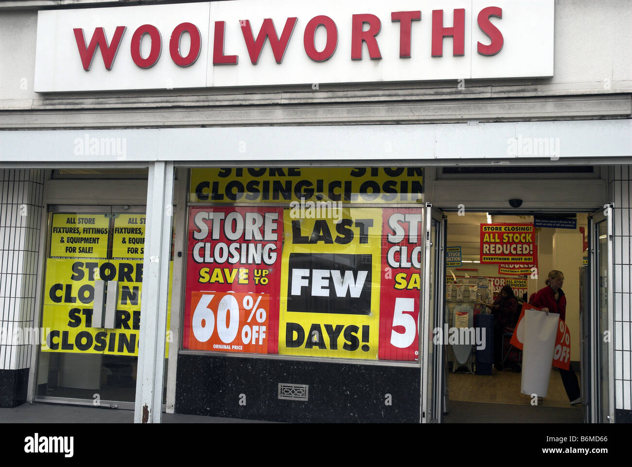 Woolworths closing down sale liquidation hi-res stock photography and ...