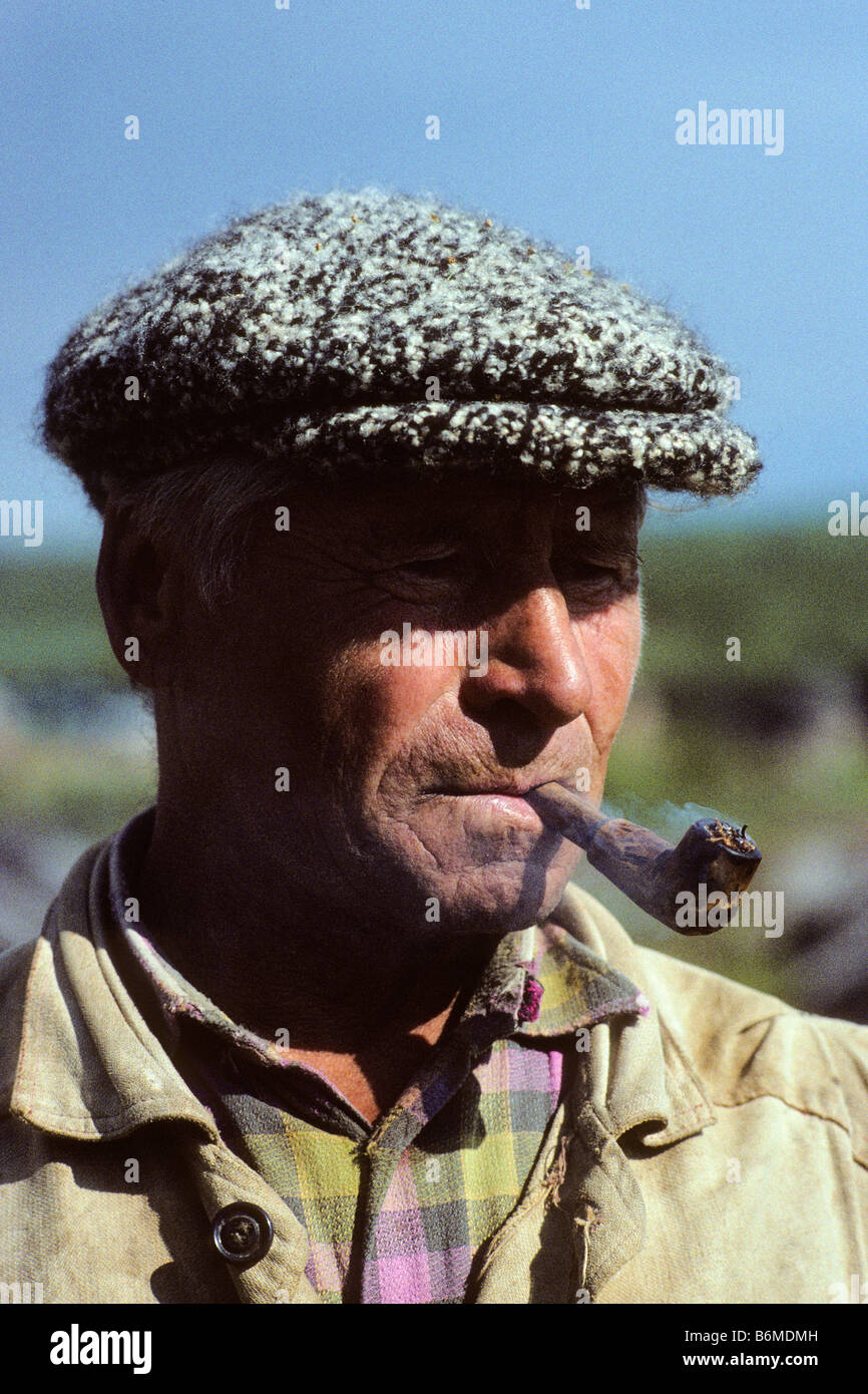 Russian people pipe smoker hi-res stock photography and images - Alamy