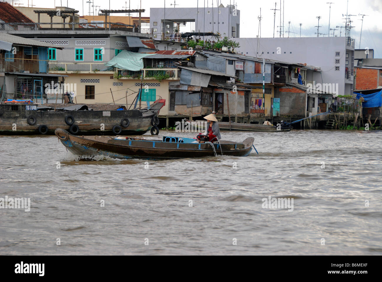 Mekong delta vietnam boat woman tourist hi-res stock photography and ...