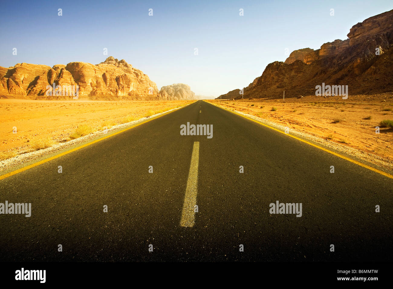 empty roadway in the desert Stock Photo - Alamy