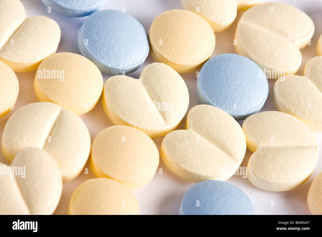 Heart shaped pills hi-res stock photography and images - Alamy
