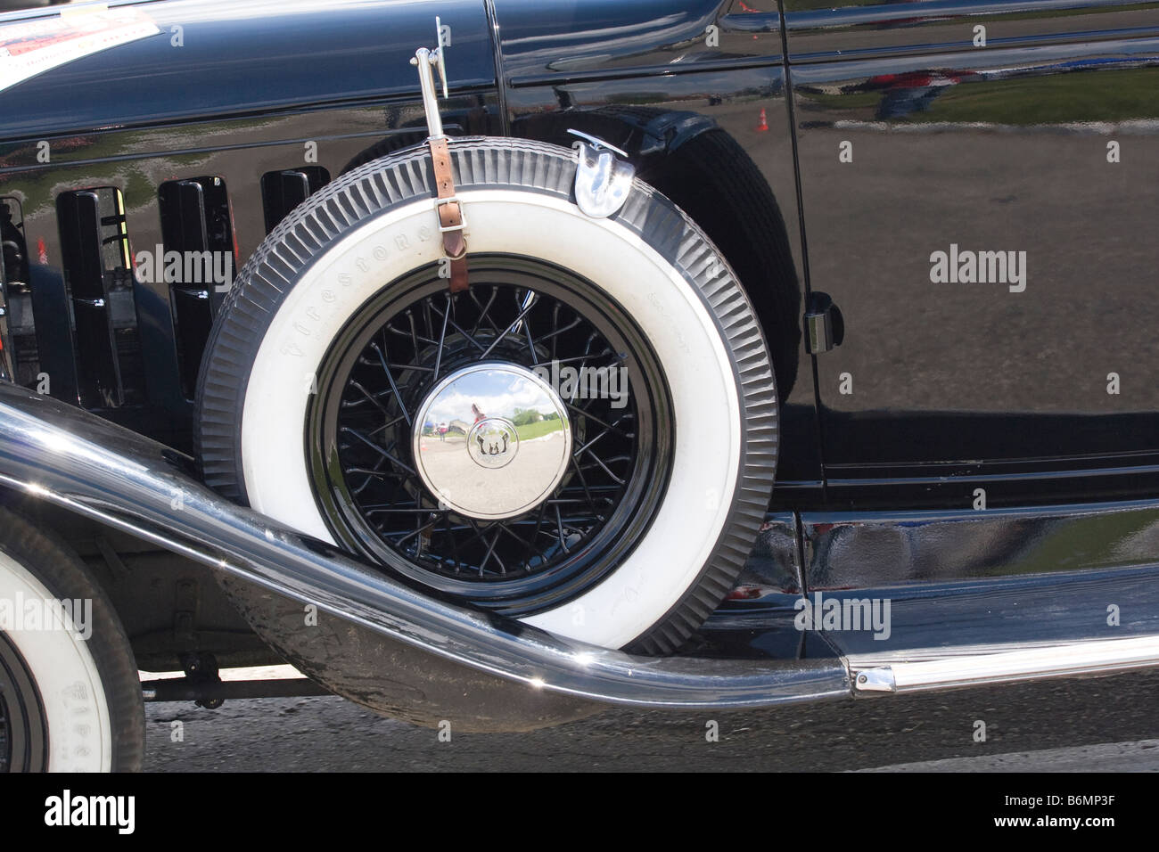 Oldsmobile 1932, reserve wheel Stock Photo - Alamy