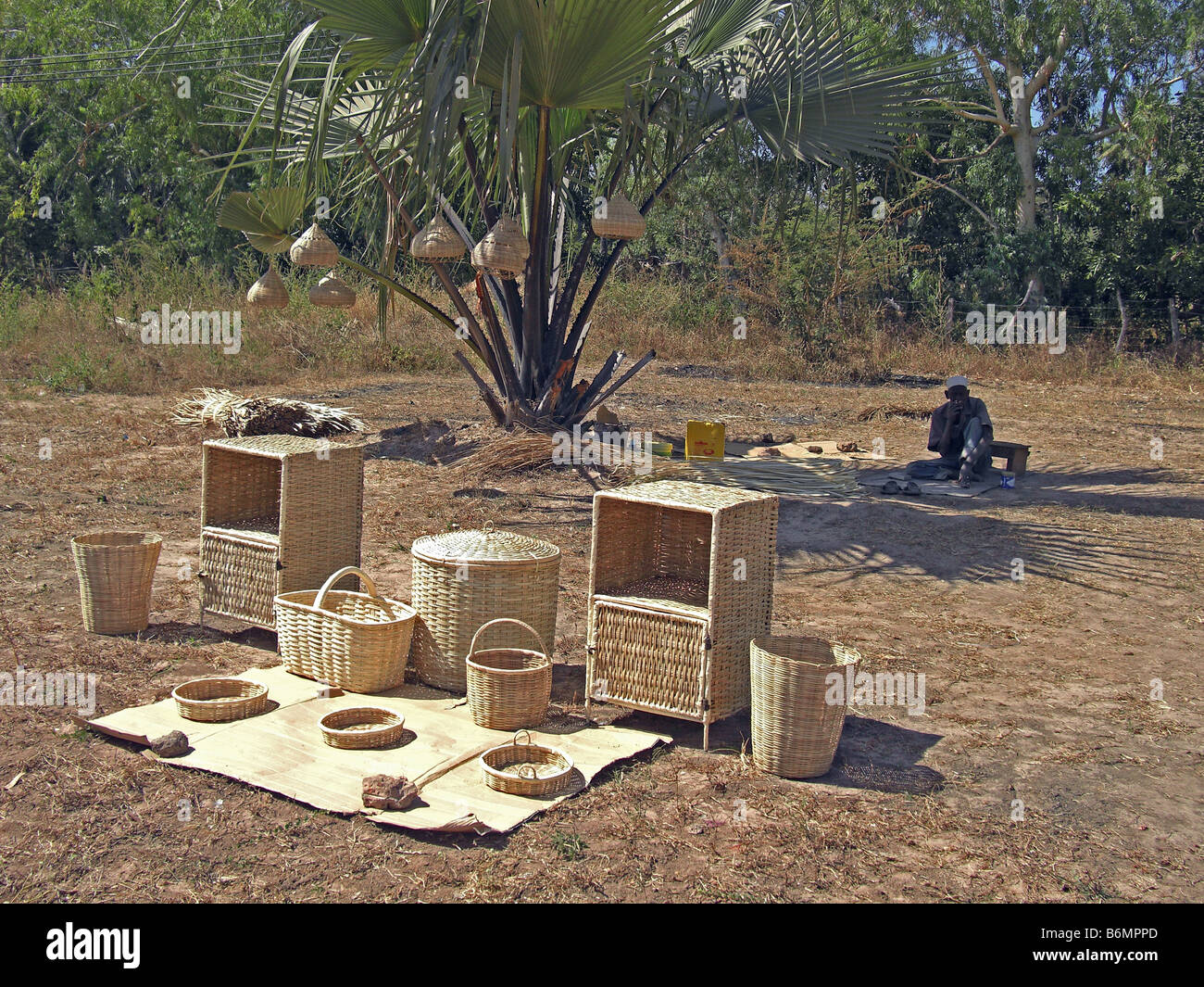 Grass basket africa craft hi-res stock photography and images - Alamy