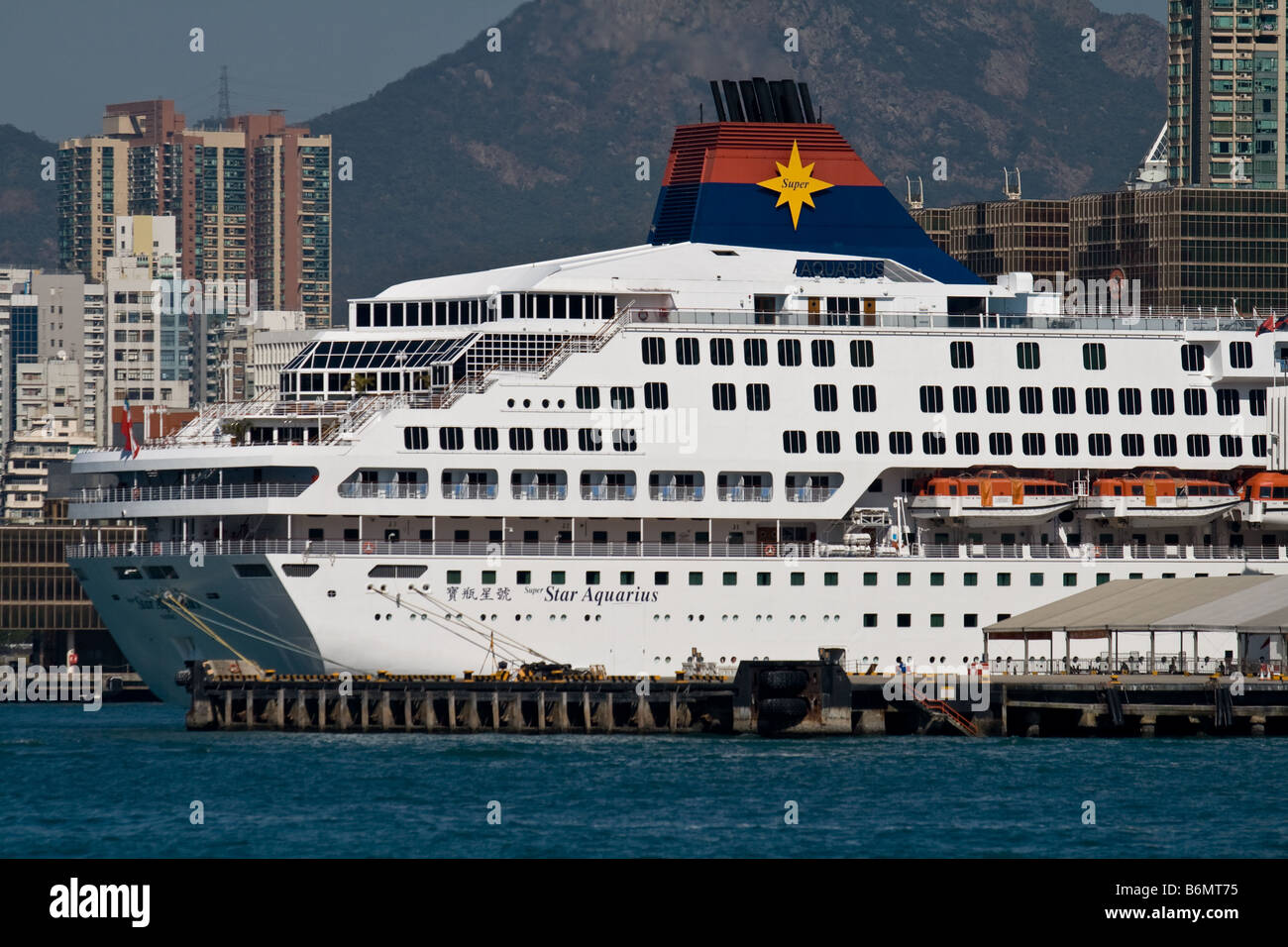 Cruise ship at terminal in victoria hi-res stock photography and images ...