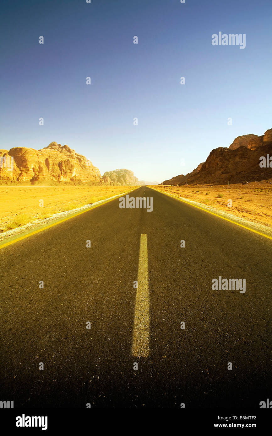 empty roadway in the desert Stock Photo - Alamy