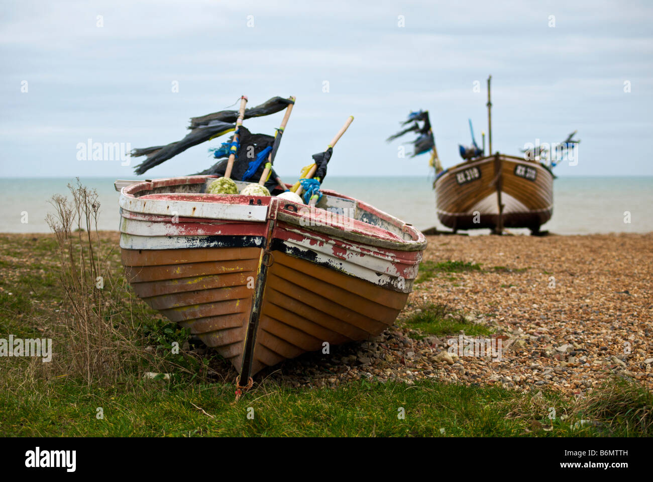 Beached fishing boats hi-res stock photography and images - Alamy