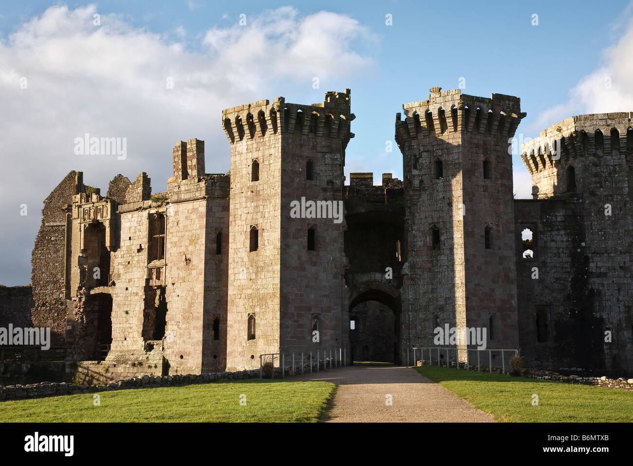 Ruined welsh castle and gatehouse hi-res stock photography and images ...