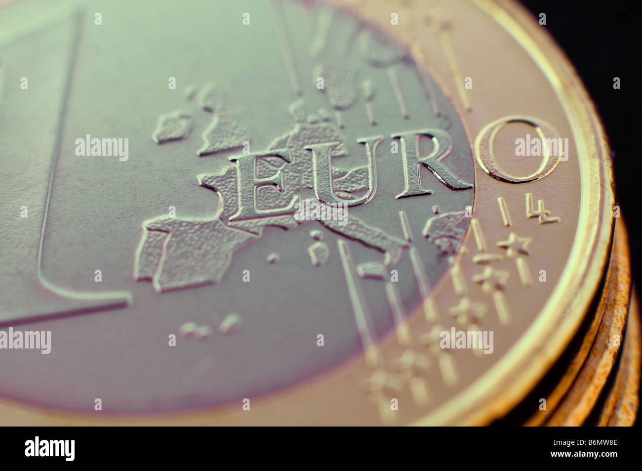 Close-up of 1 one Euro coin showing map of Europe Stock Photo - Alamy