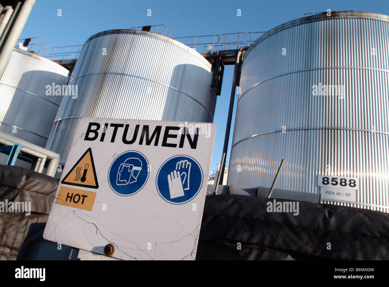 Storage tanks at Esso Birmingham bitumen distribution plant and ...