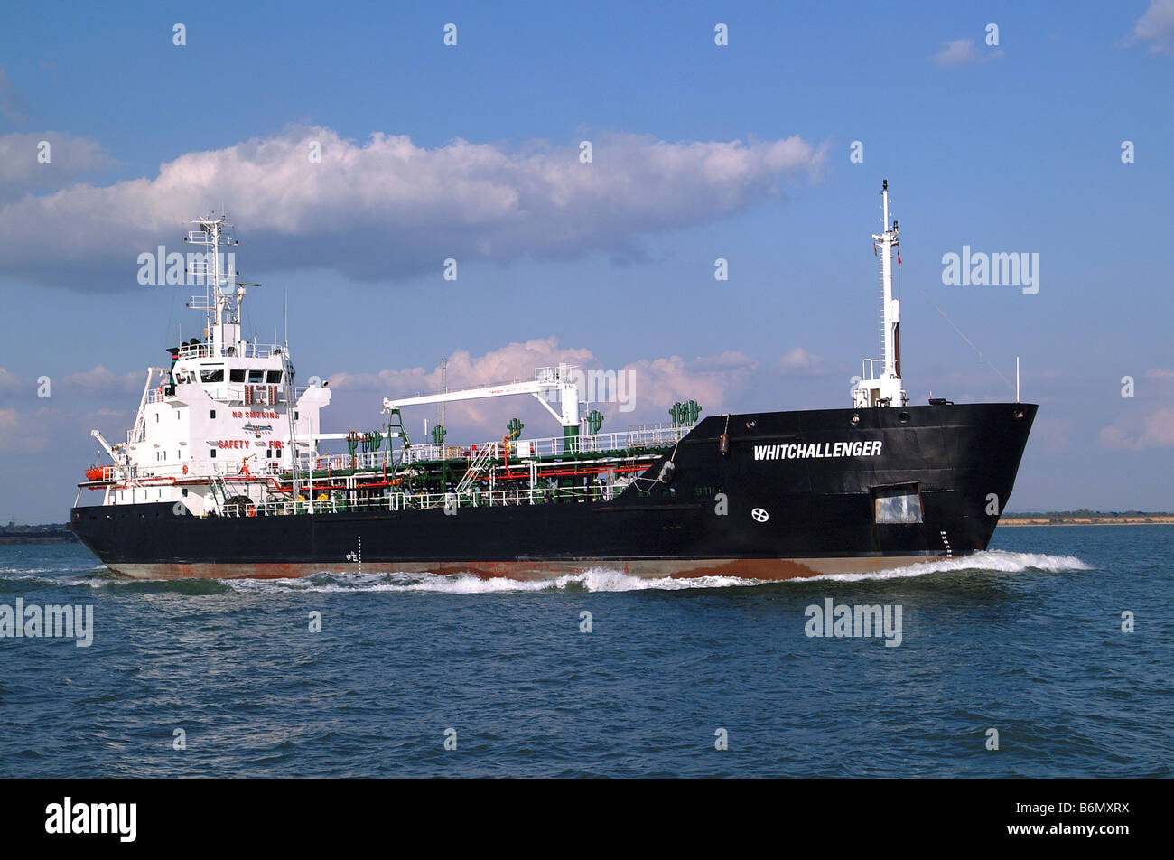 Bunkering tanker hi-res stock photography and images - Alamy