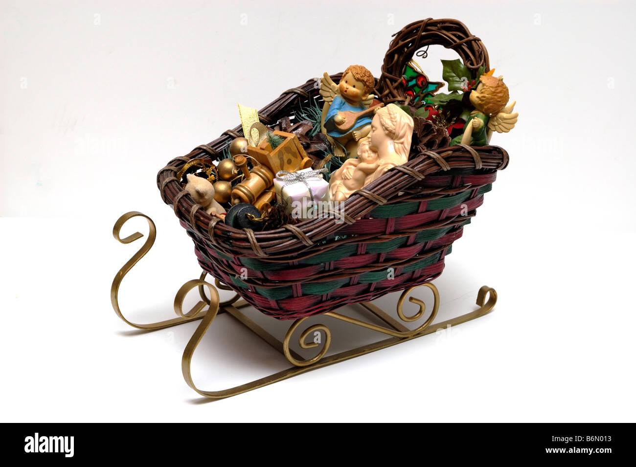 Sleigh basket full of Christmas decorations Stock Photo - Alamy
