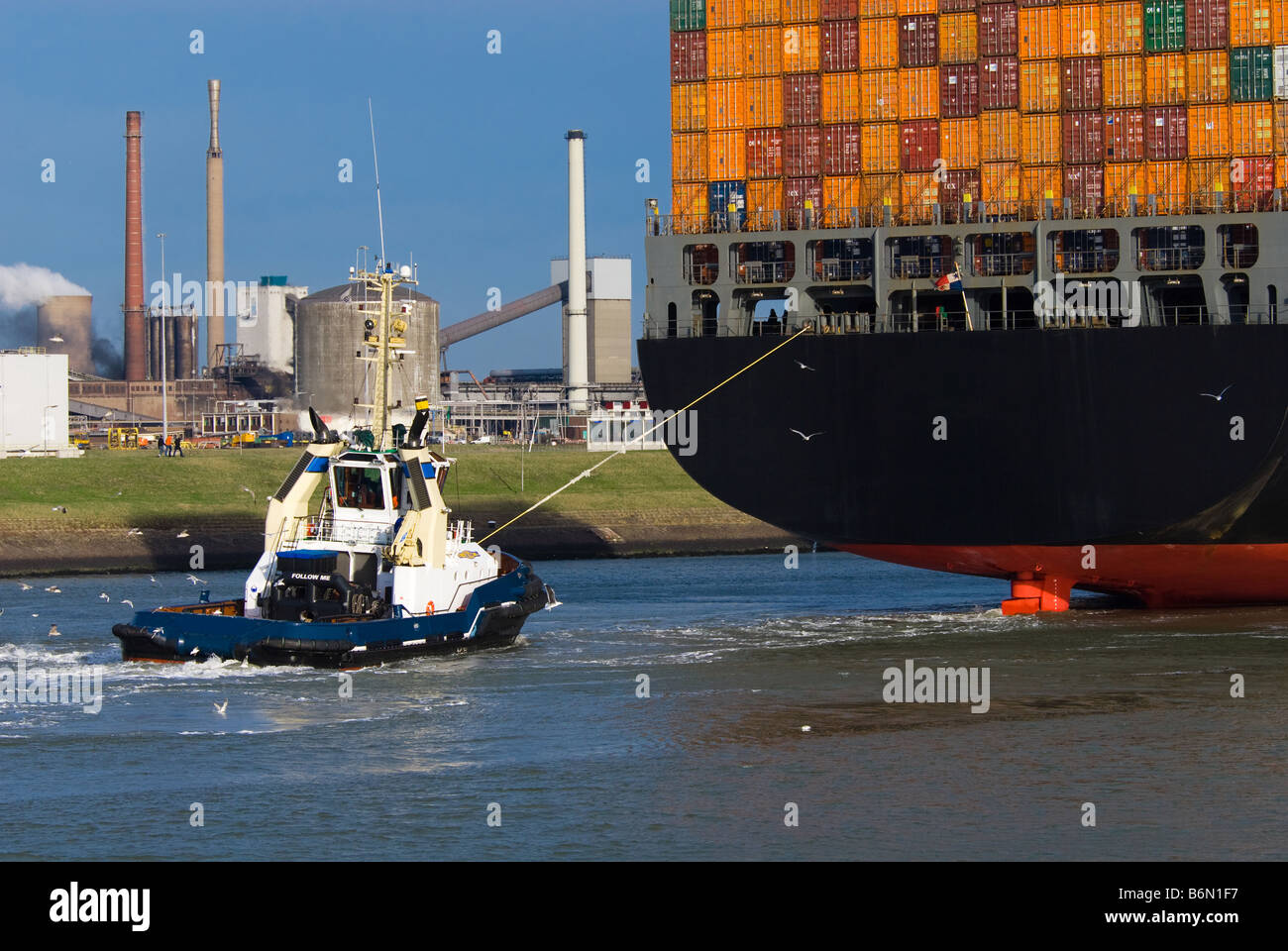 Cargo container ship tug hi-res stock photography and images - Alamy