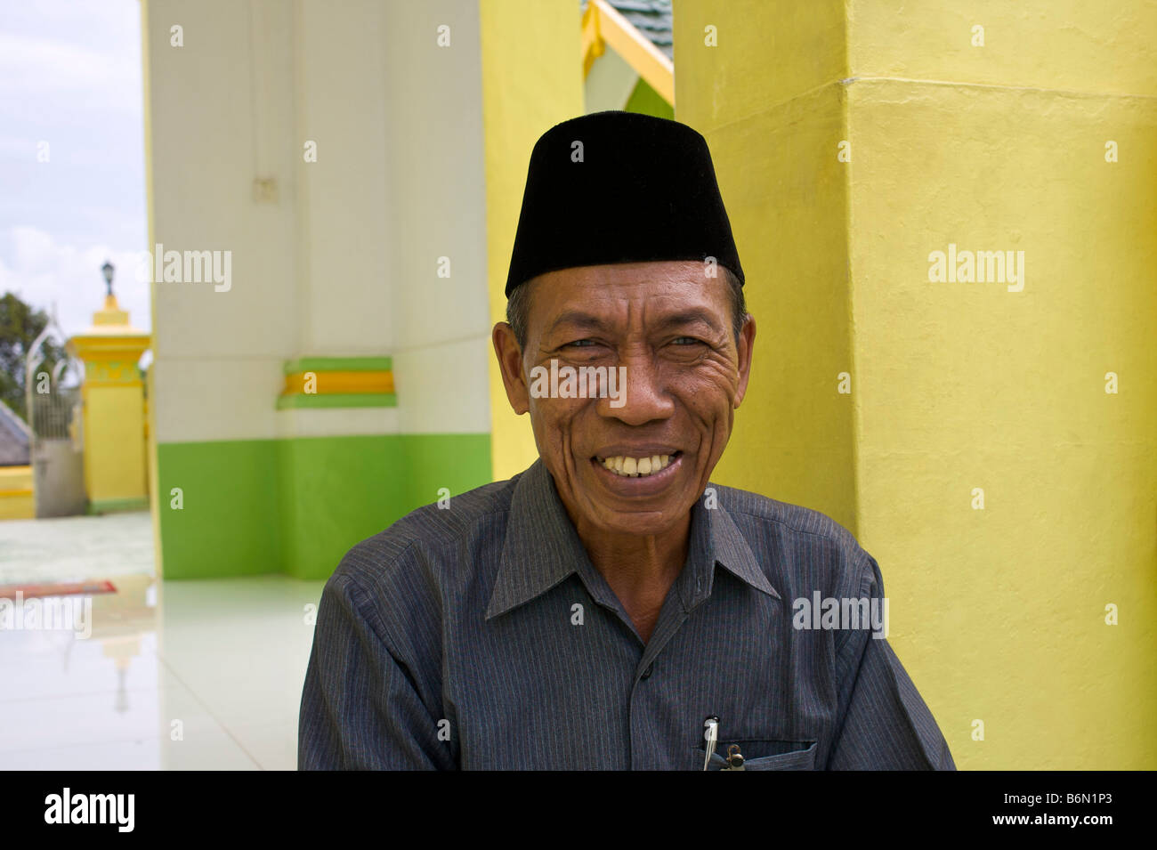 Attendant at the Sultan riau mosque Stock Photo - Alamy