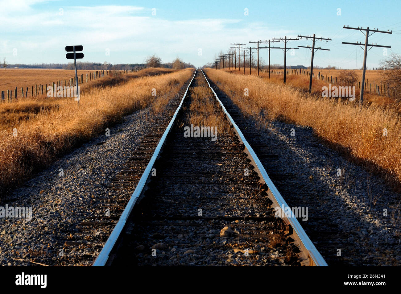 Train tracks leading line hi-res stock photography and images - Alamy