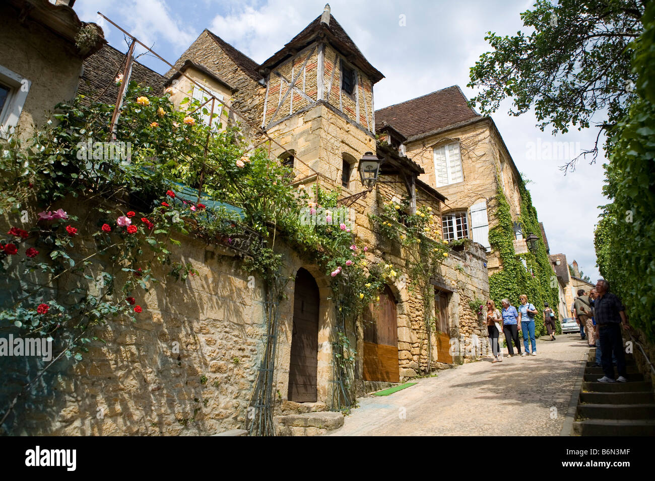 Flower-draped laneway in the Dordogne town of Sarlat-la-Caneda Stock ...