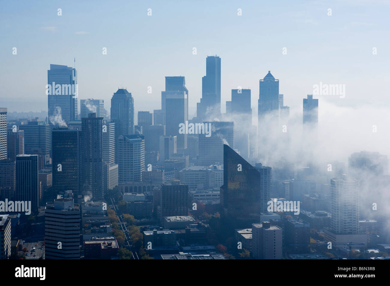 seattle skyline fog space needle cloud Stock Photo - Alamy