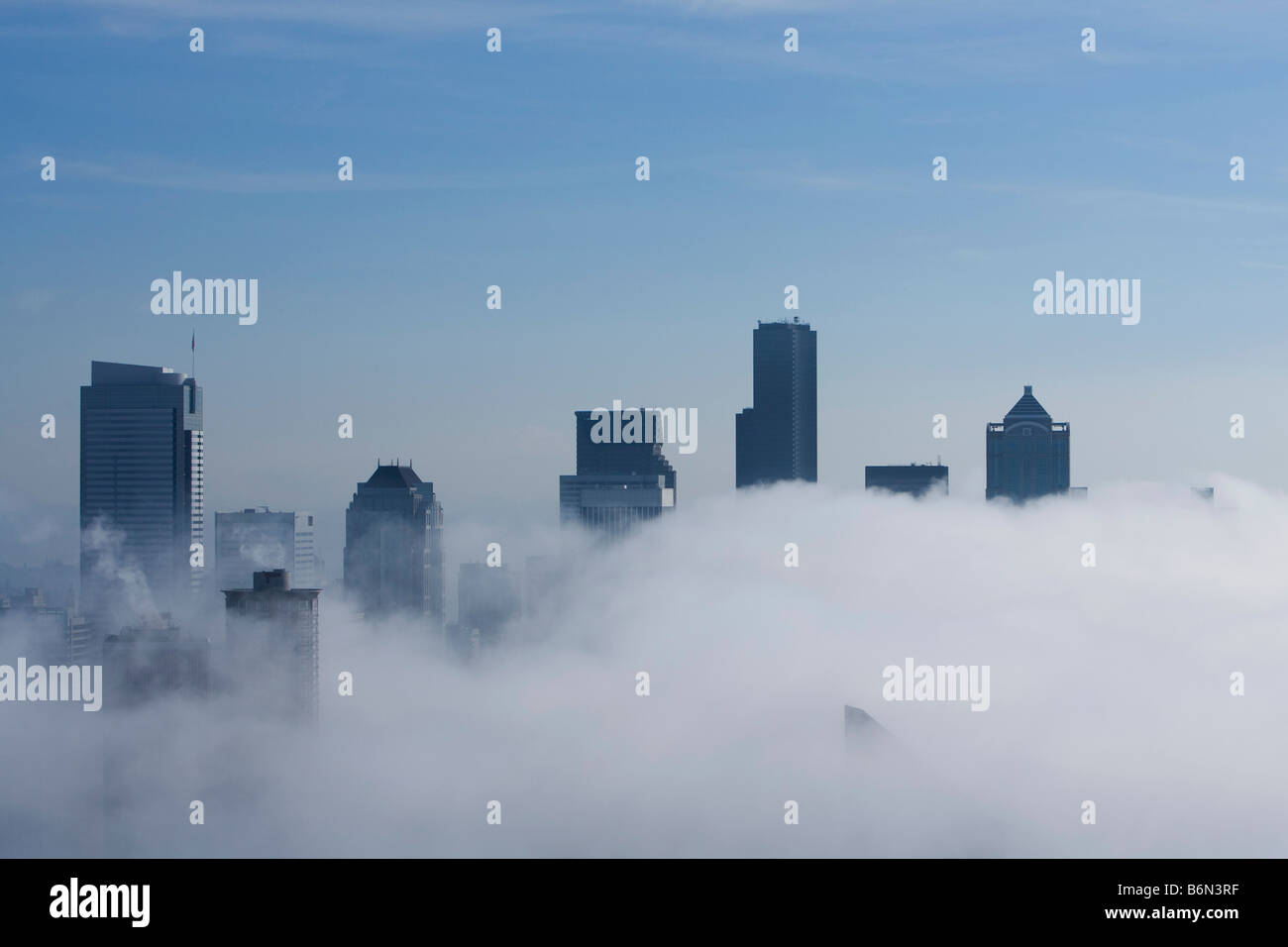 seattle skyline fog space needle cloud Stock Photo - Alamy