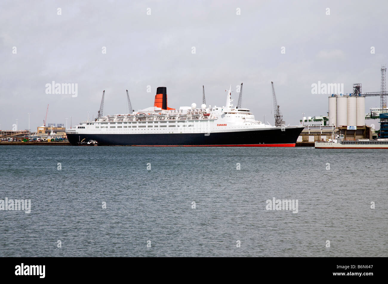 Queen elizabeth terminal 2 hi-res stock photography and images - Alamy