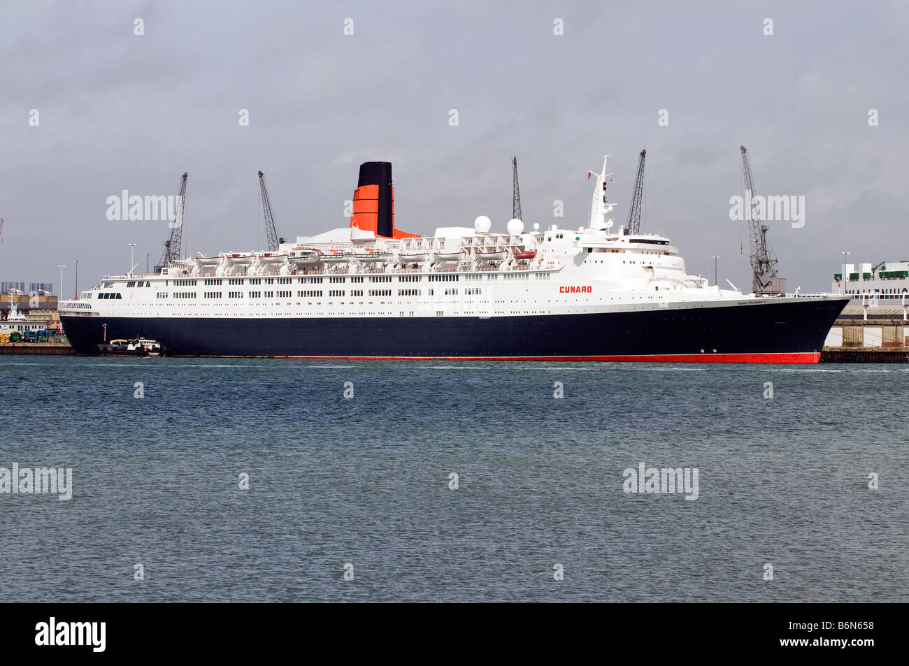 Queen elizabeth 2 cruise terminal hi-res stock photography and images ...