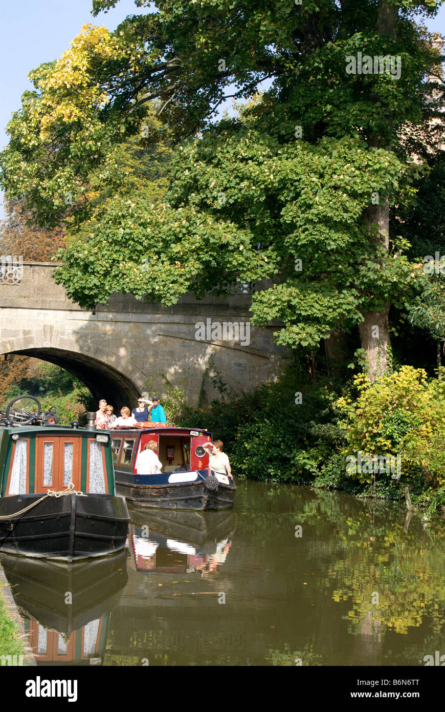 Kennet avon canal reflection water widcombe canal hi-res stock ...