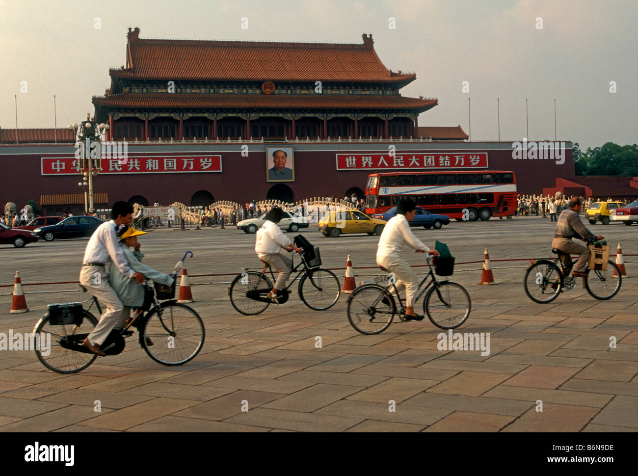 Chinese commuters riding bicycles hi-res stock photography and images ...