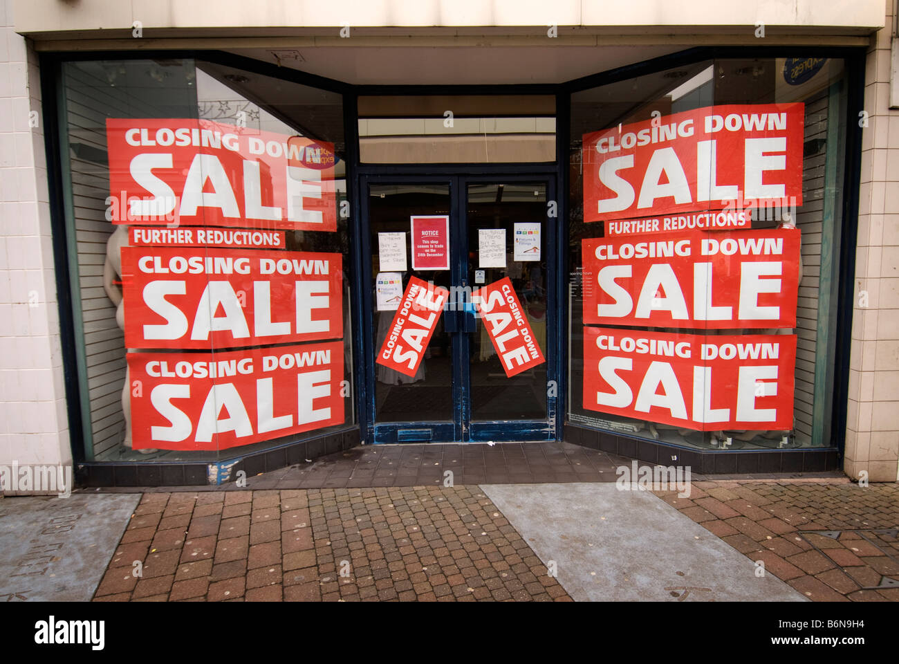 high street shop closed down Stock Photo - Alamy