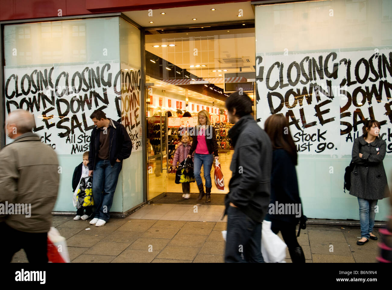 high street shop closing down Stock Photo - Alamy