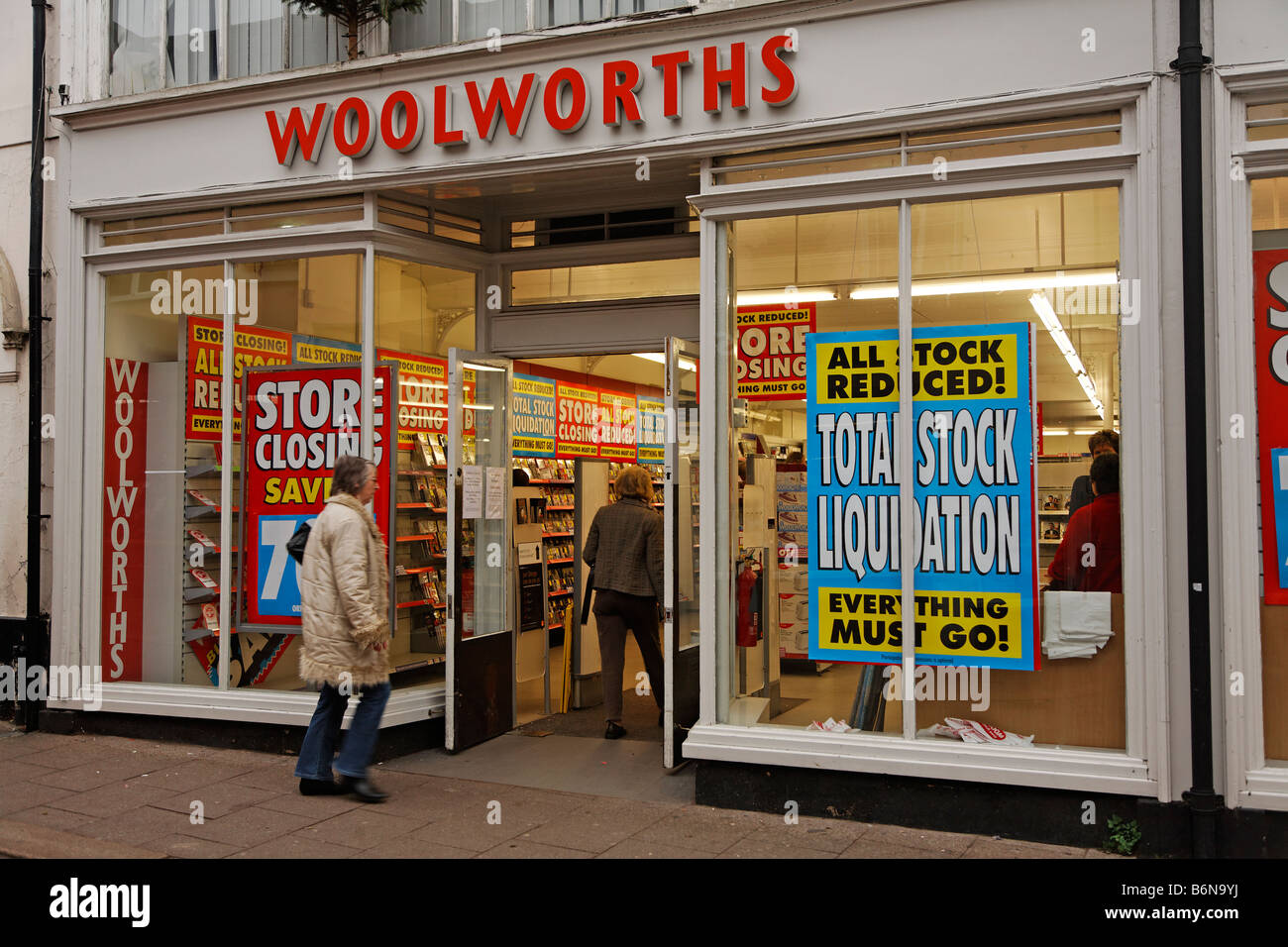 Woolworths shop with stock clearance closure sales notices on Christmas ...