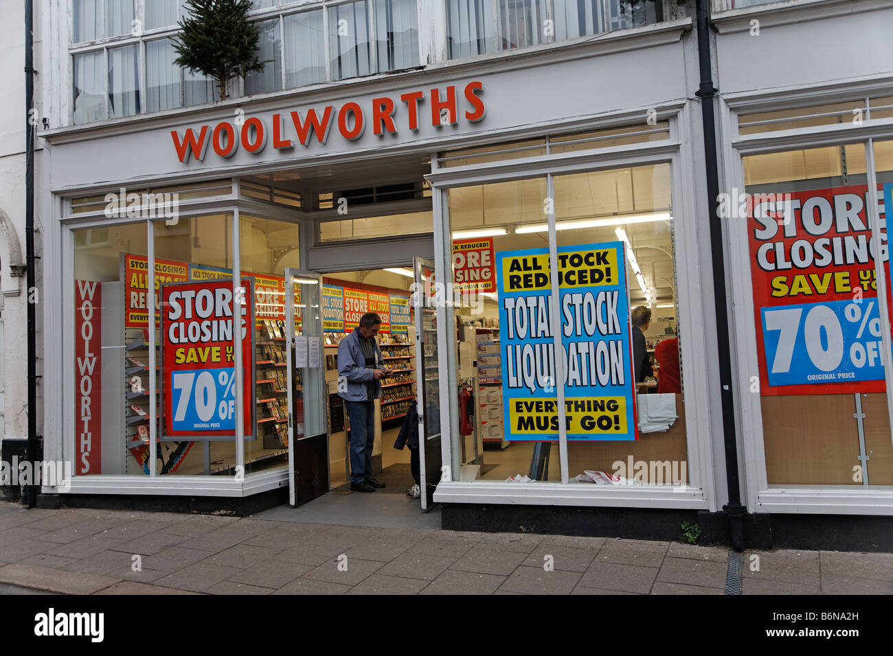 Woolworths shop with stock clearance closure sales notices on Christmas ...