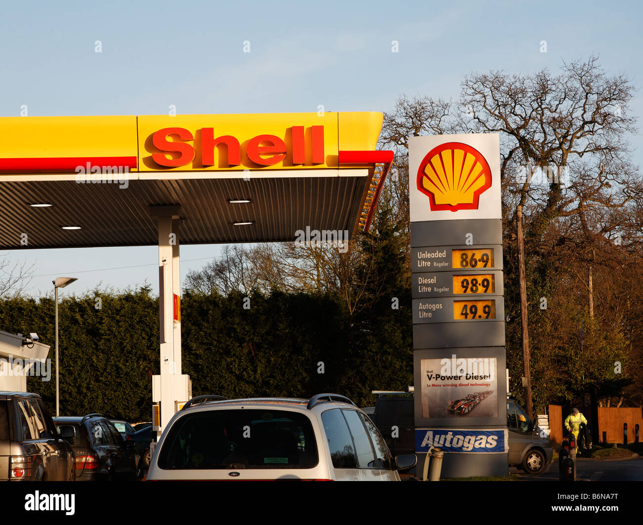 Shell petrol station garage sign hi-res stock photography and images ...