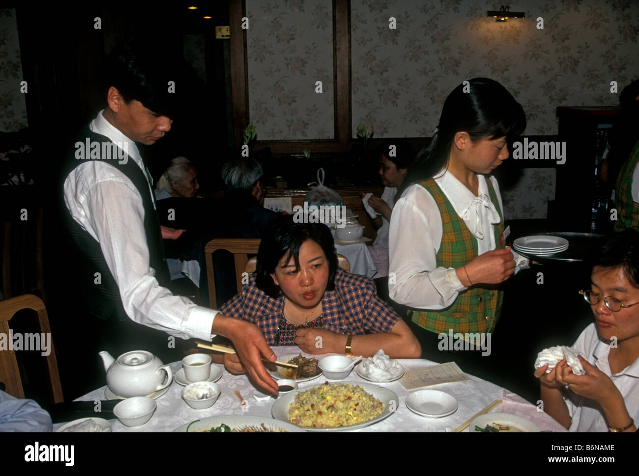 Chinese people, eating, waiter, waitress, table service, Chinese ...