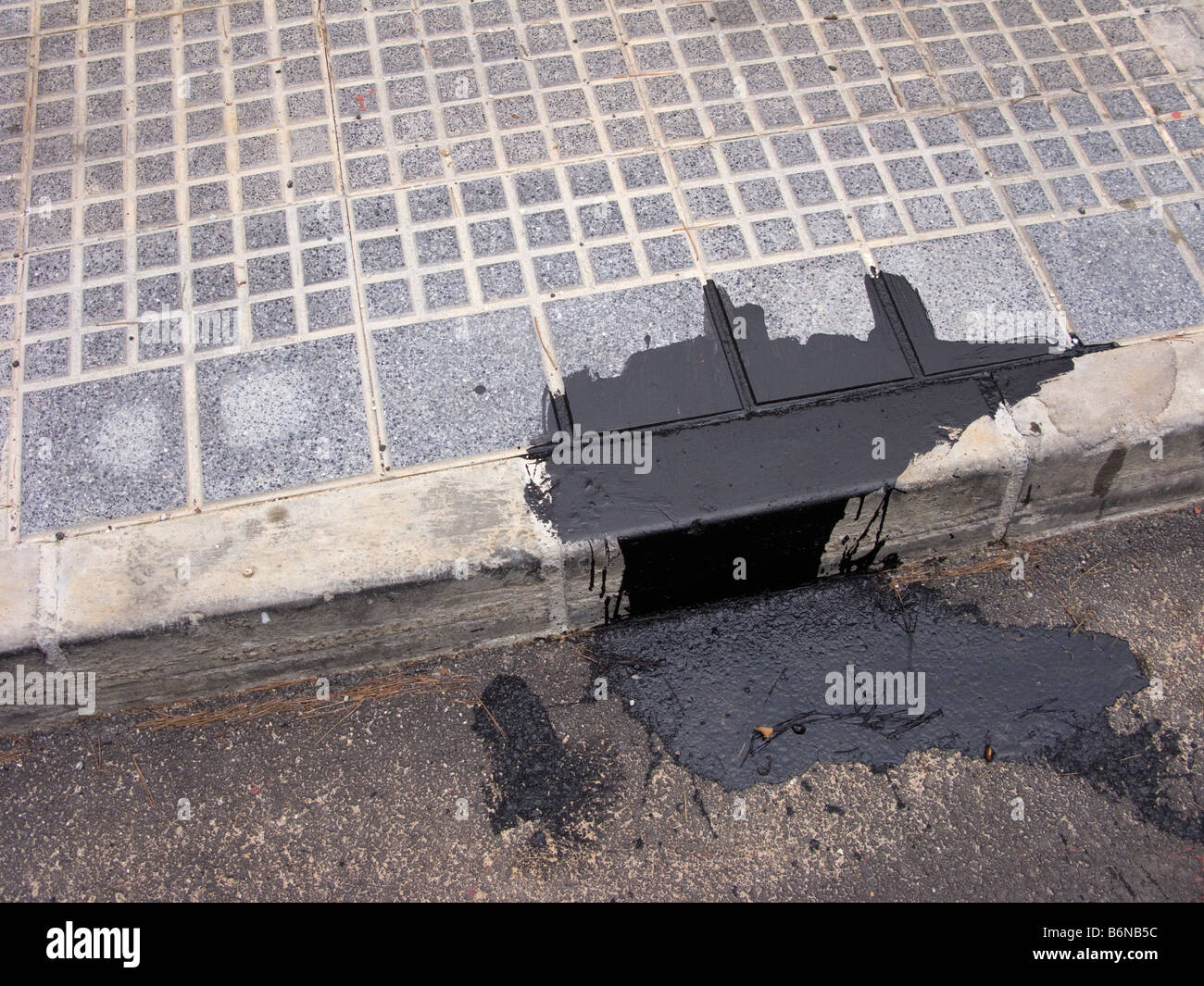 Spilt paint hi-res stock photography and images - Alamy