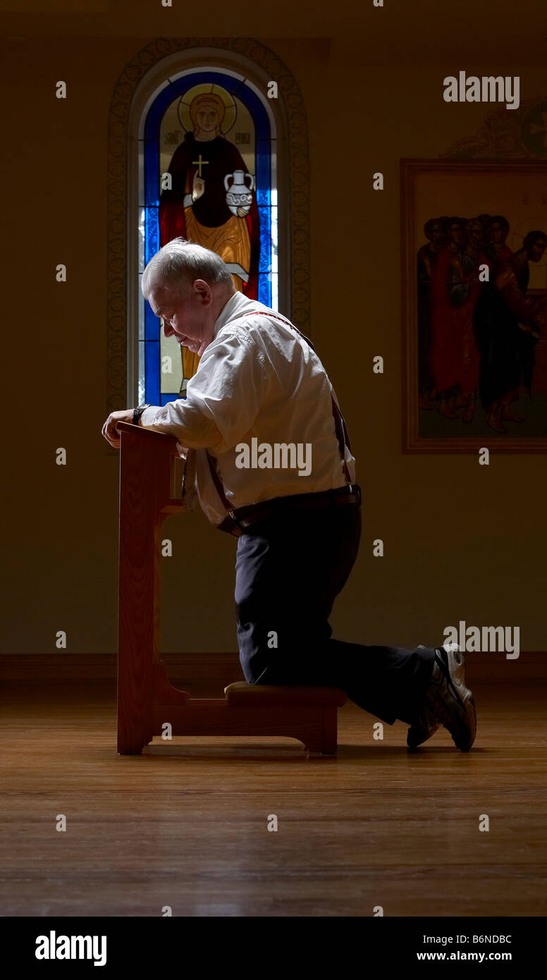 Church pew praying head bowed hi-res stock photography and images - Alamy